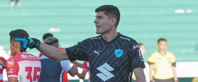 Carlos Lampe sostuvo a Bolívar con una gran actuación ante Independiente